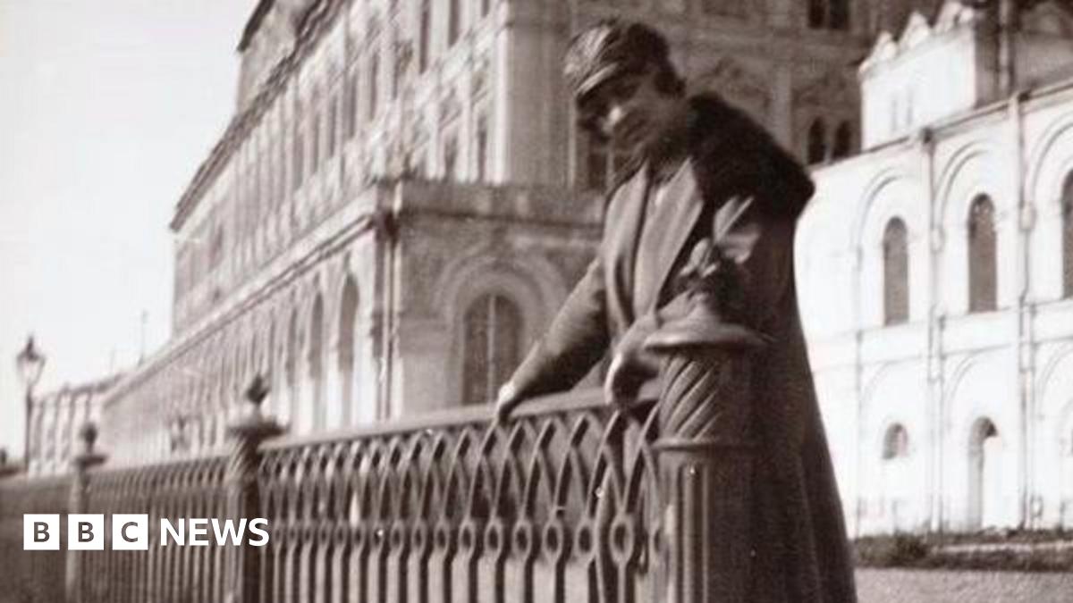 Unseen photos of Churchill's 'spy' cousin sell for £8,000 - BBC News