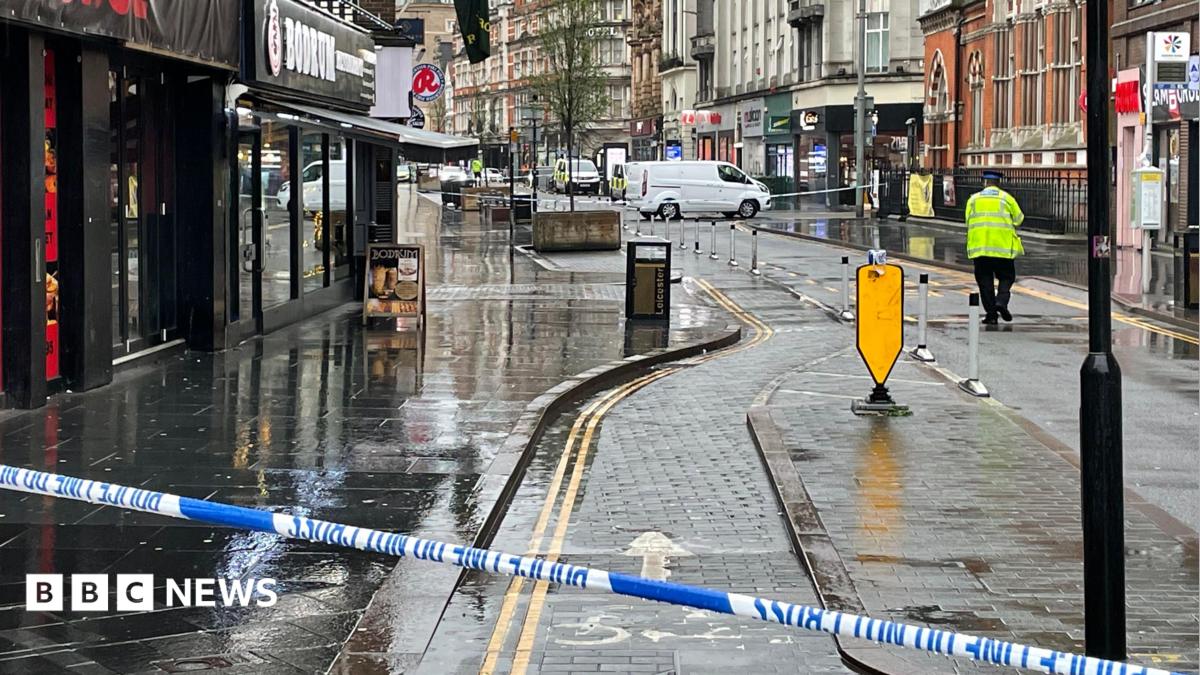 Teens face attempted murder charges over Leicester stabbing - BBC News