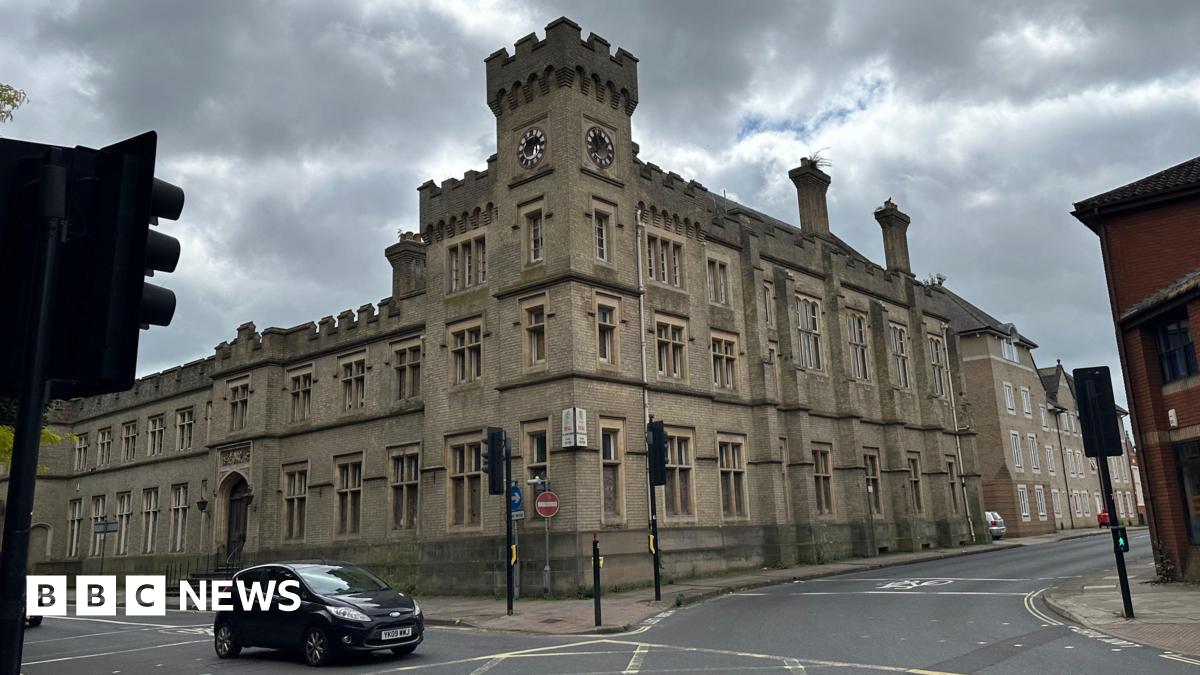 Ipswich County Hall sells after two unsuccessful auctions - BBC News
