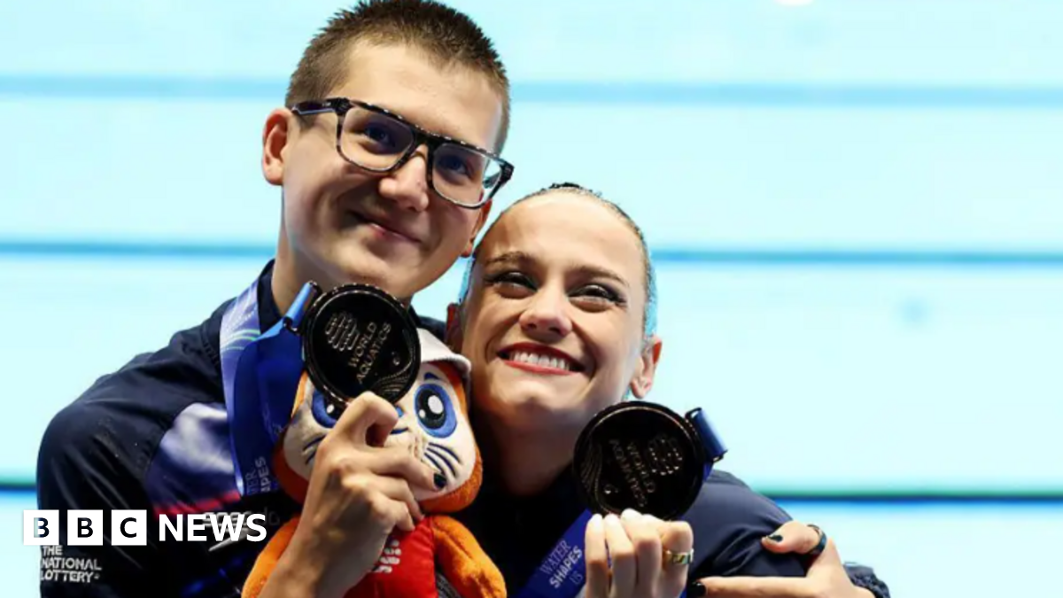 Swimmer misses graduation to win bronze at World Championships - BBC News