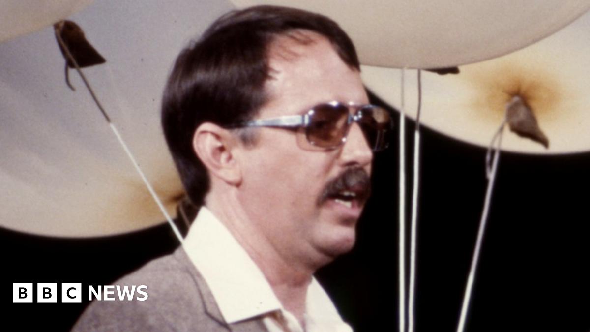 42 Balloons: New musical follows man who flew over LA in a garden chair ...