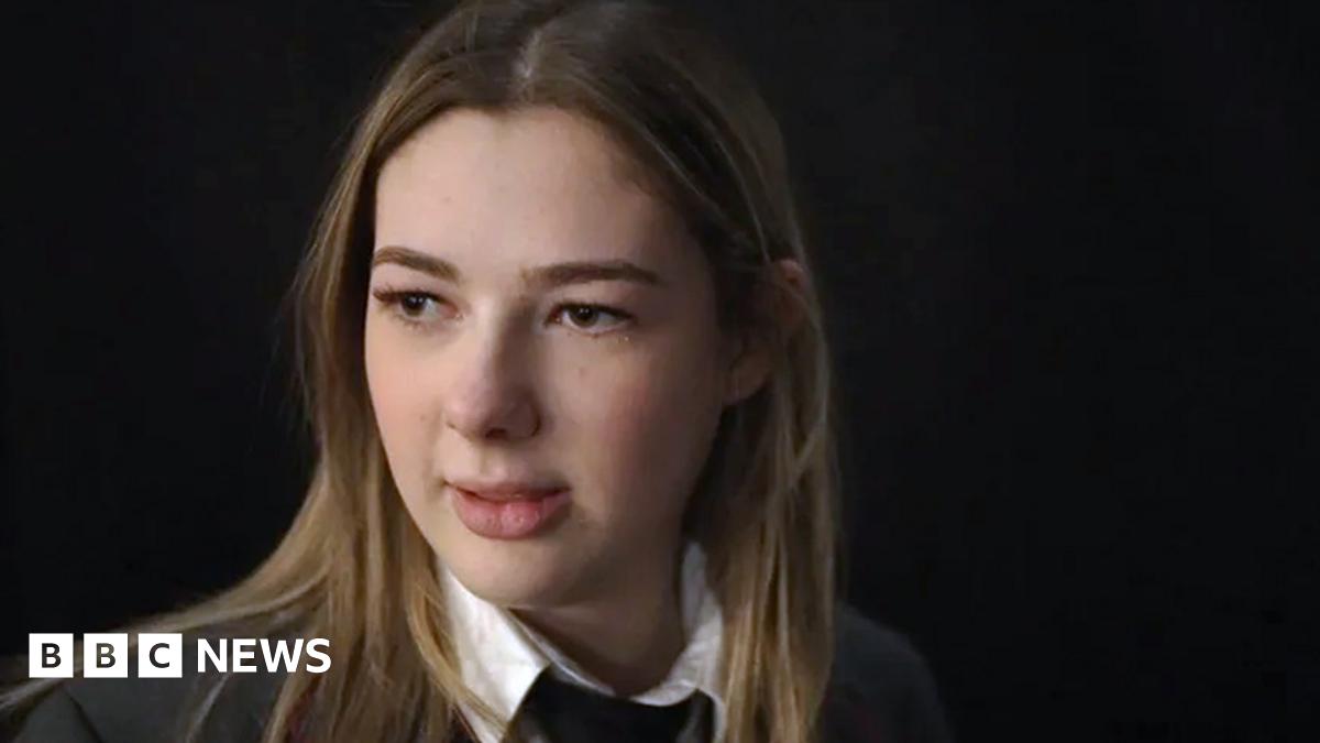 'I get overwhelmed by the noises and crowds of school' - BBC News