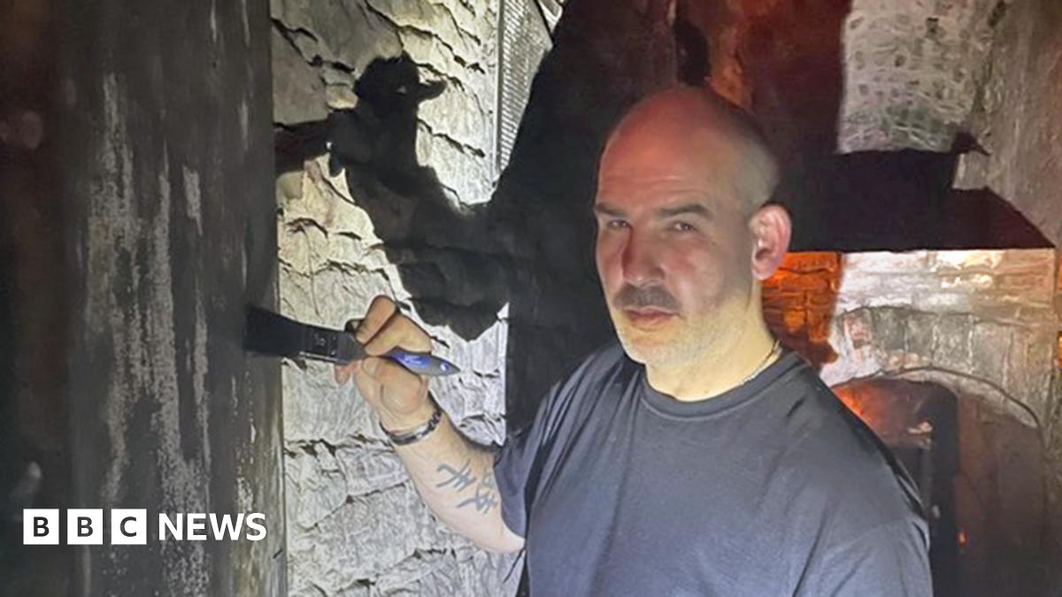 I work alone at night in Edinburgh's dark and spooky vaults - BBC News