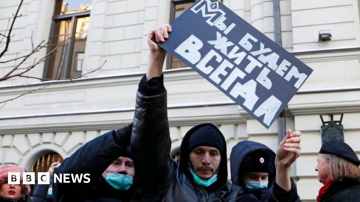 Russian court orders oldest civil rights group Memorial to shut - BBC News