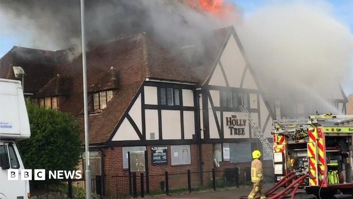 Warning issued over Margate pub fire smoke - BBC News