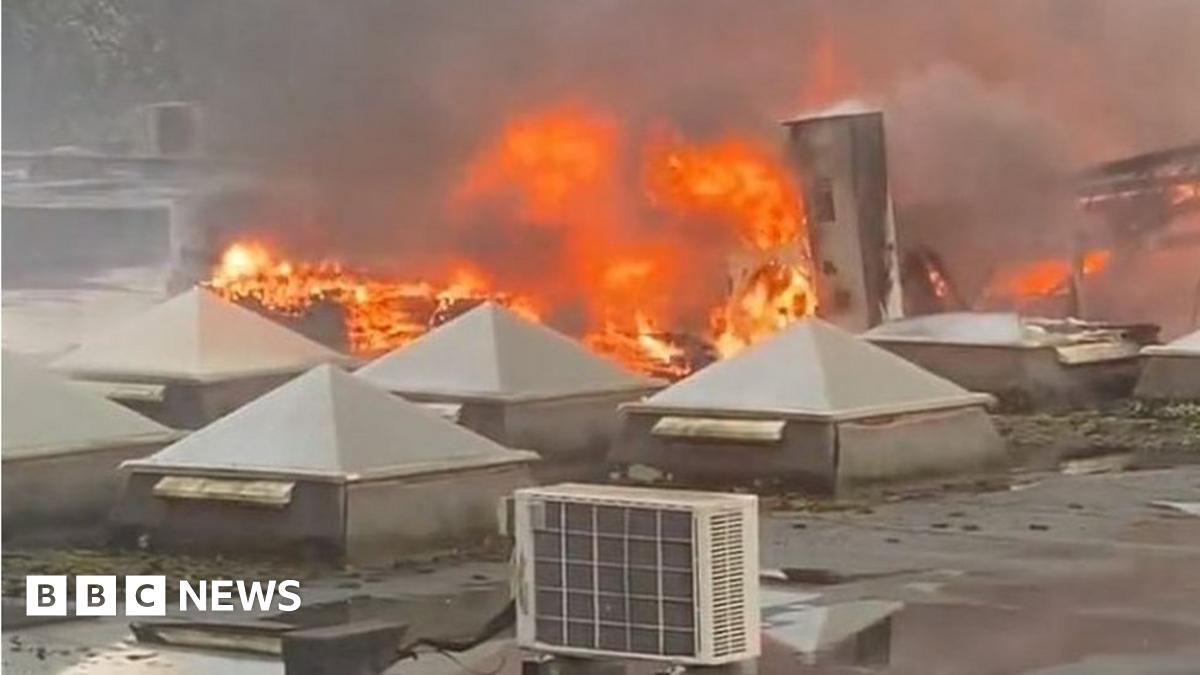 Wigston: Large fire damages old school buildings - BBC News