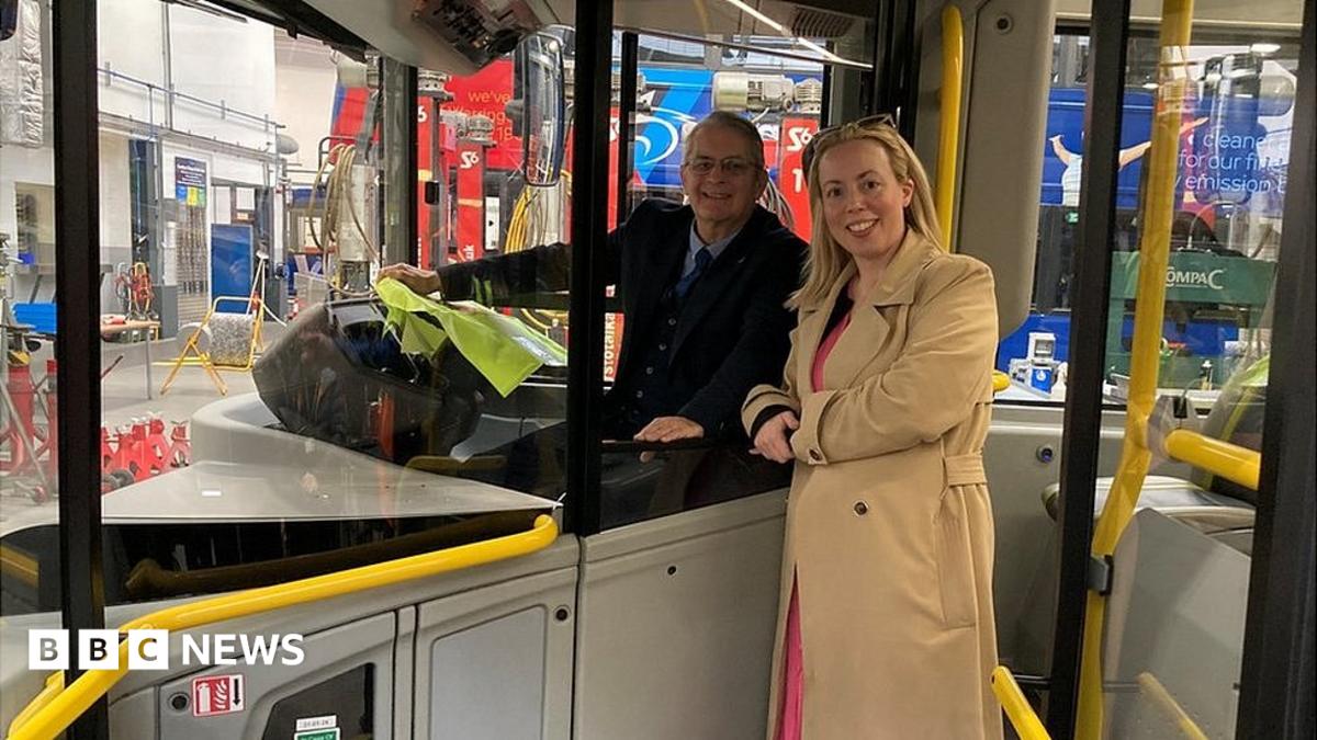 Warrington's first electric bus unveiled by council - BBC News
