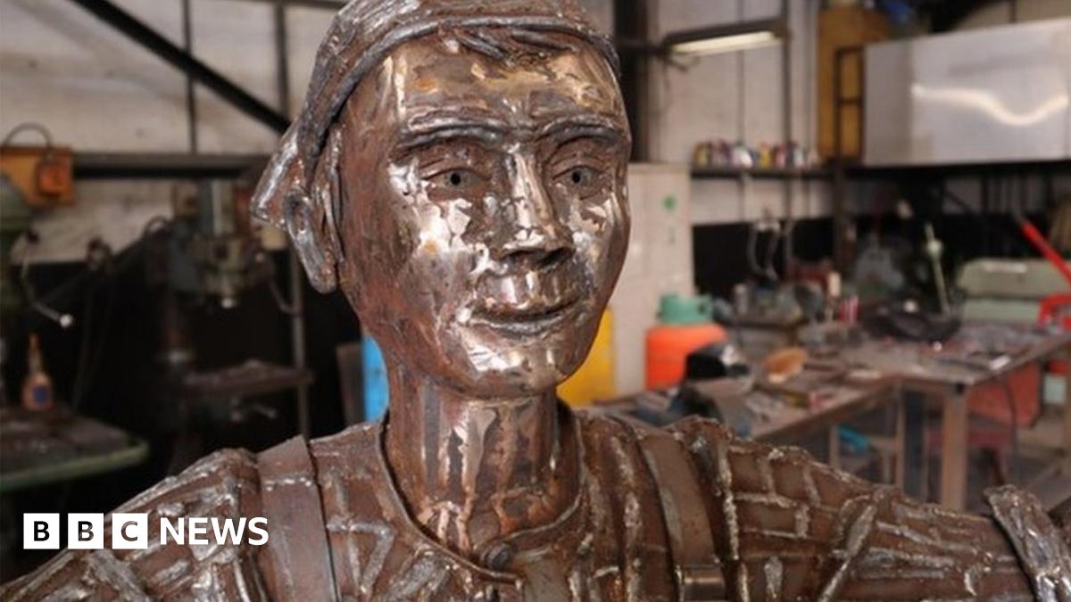 North Shields: Herring girl sculpture for Fish Quay - BBC News