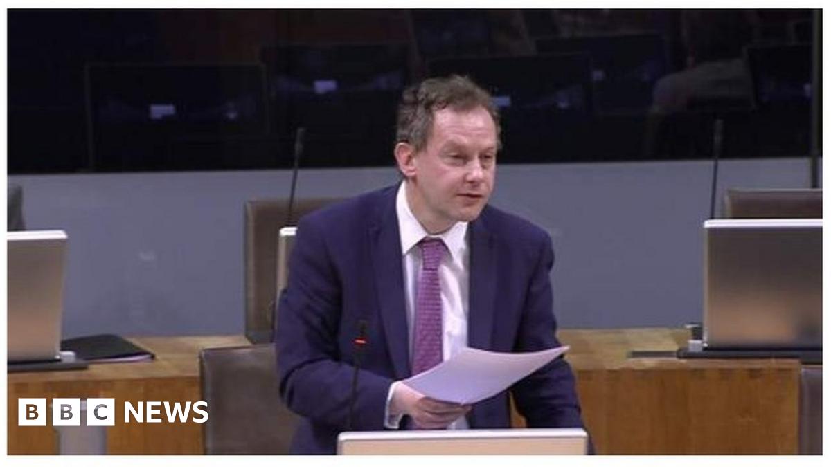 UKIP's Gareth Bennett banned from Senedd - BBC News