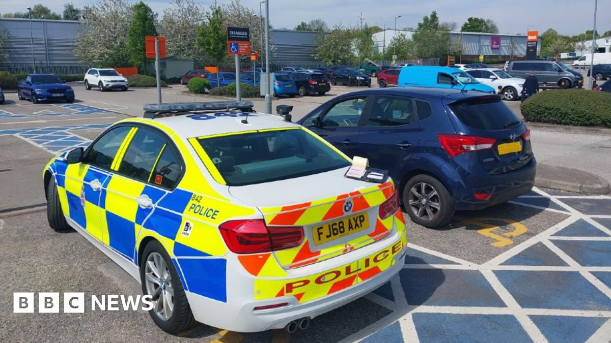 Driver stopped after 50 years with no licence, police say - BBC News