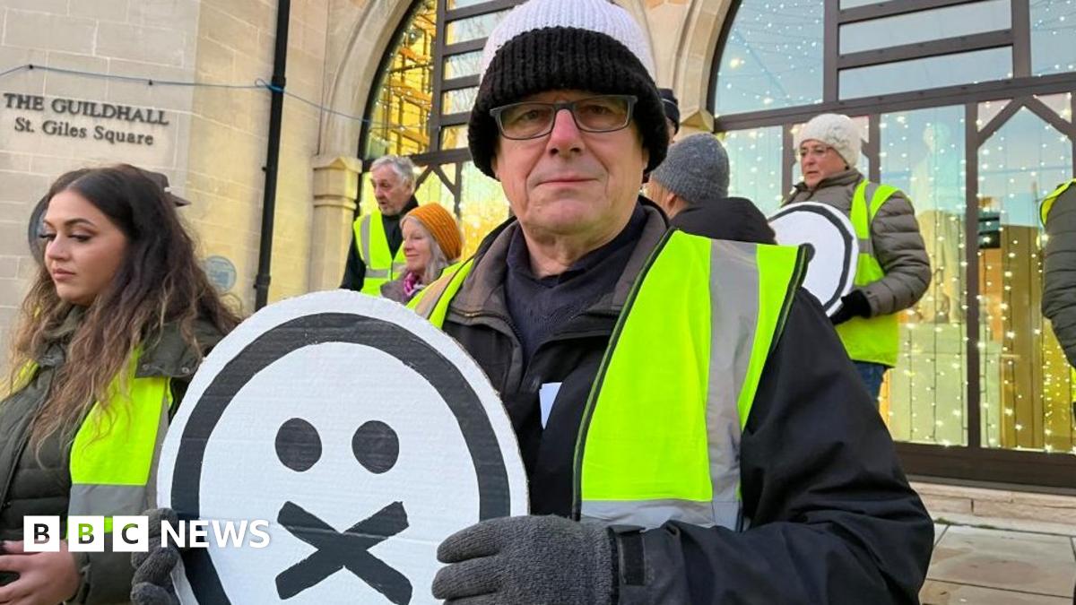 Northampton Guildhall shoe protest over 'toxic air' - BBC News
