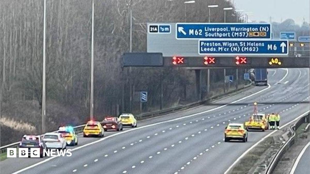 Pedestrian dies in multiple vehicle crash on M6 Warrington - BBC News