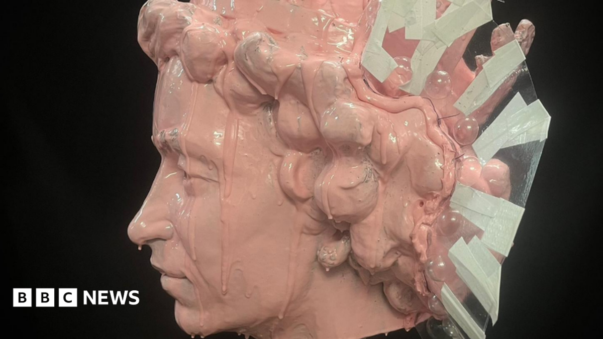 Oakham: Queen Elizabeth II tribute reaches statue build phase - BBC News