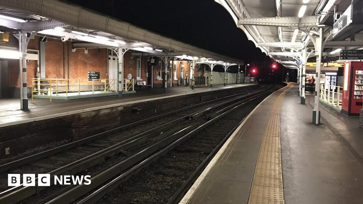 Southern rail: Train drivers' strike enters second day - BBC News