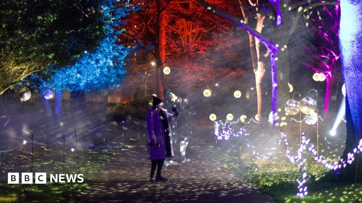Wolverhampton West Park has lights makeover for Christmas - BBC News