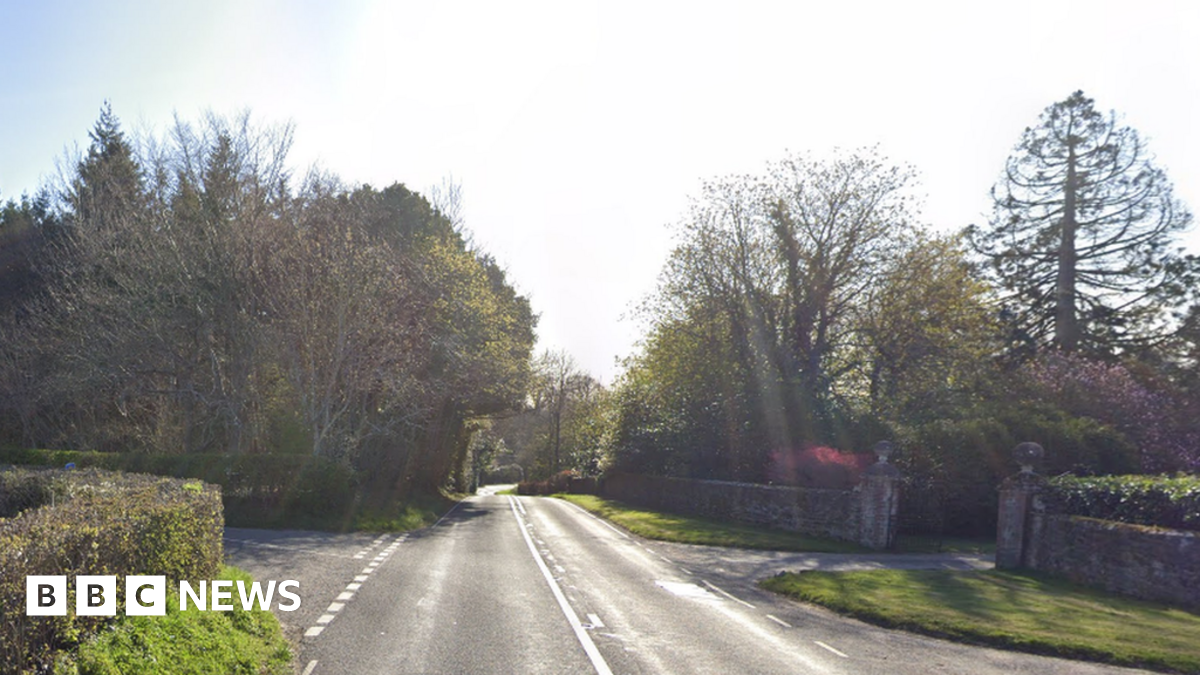 A283 Stopham crash: Police investigating after motorcyclist dies - BBC News