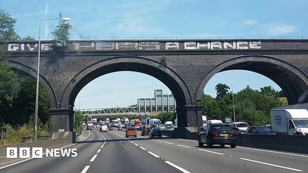 Petition calls for M25 'give peas a chance' graffiti return - BBC News