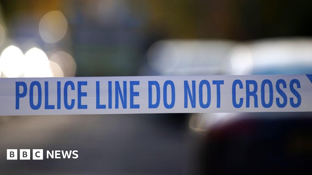 Slough: Police appeal for witnesses after man stabbed - BBC News