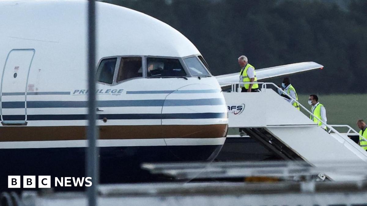 Rwanda flight migrants include torture victims, say doctors - BBC News