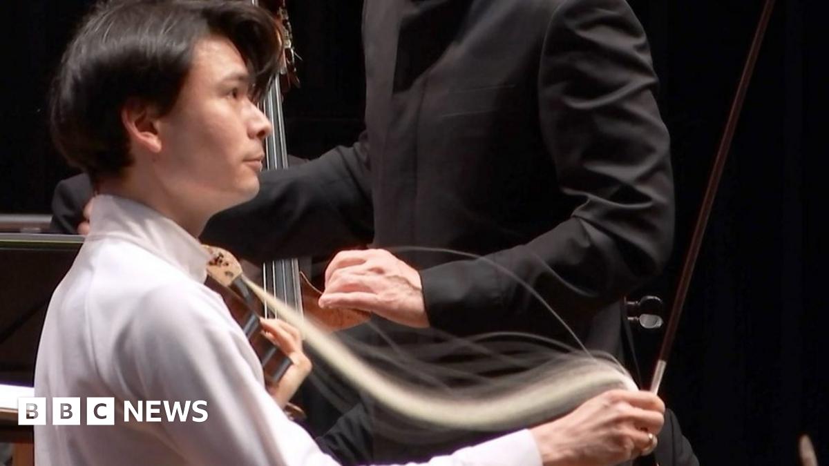 Violinist Stefan Jackiw carries on performance when bow breaks - BBC News