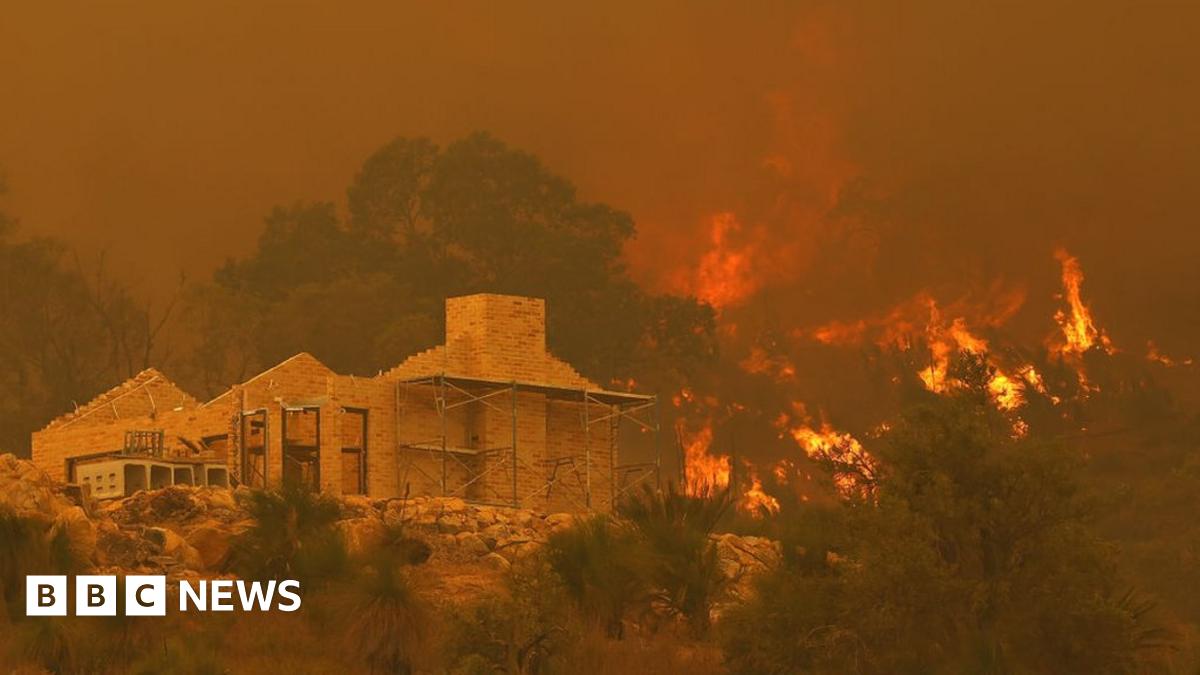 Perth: Bushfire threatens locked-down Australian city - BBC News