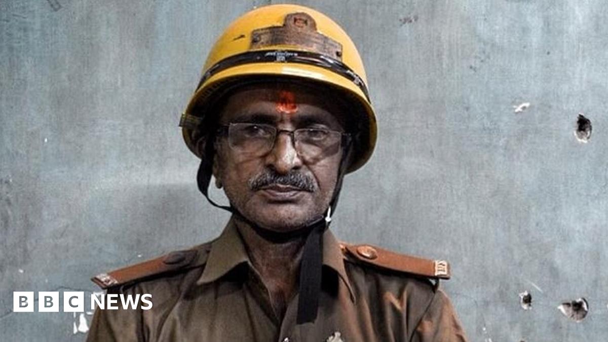 The Indian man who chases fires - BBC News