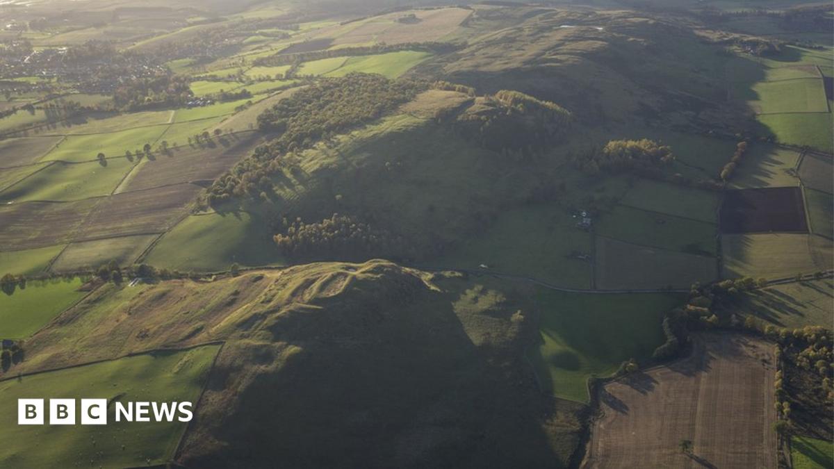 Experts map ancient hill forts of UK and Ireland - BBC News