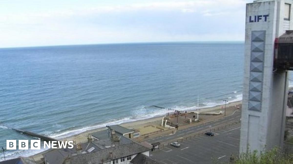 Shanklin beach cliff lift reopens after fault repaired - BBC News