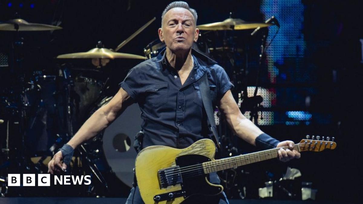 Bruce Springsteen explores his Irish roots in County Kildare - BBC News