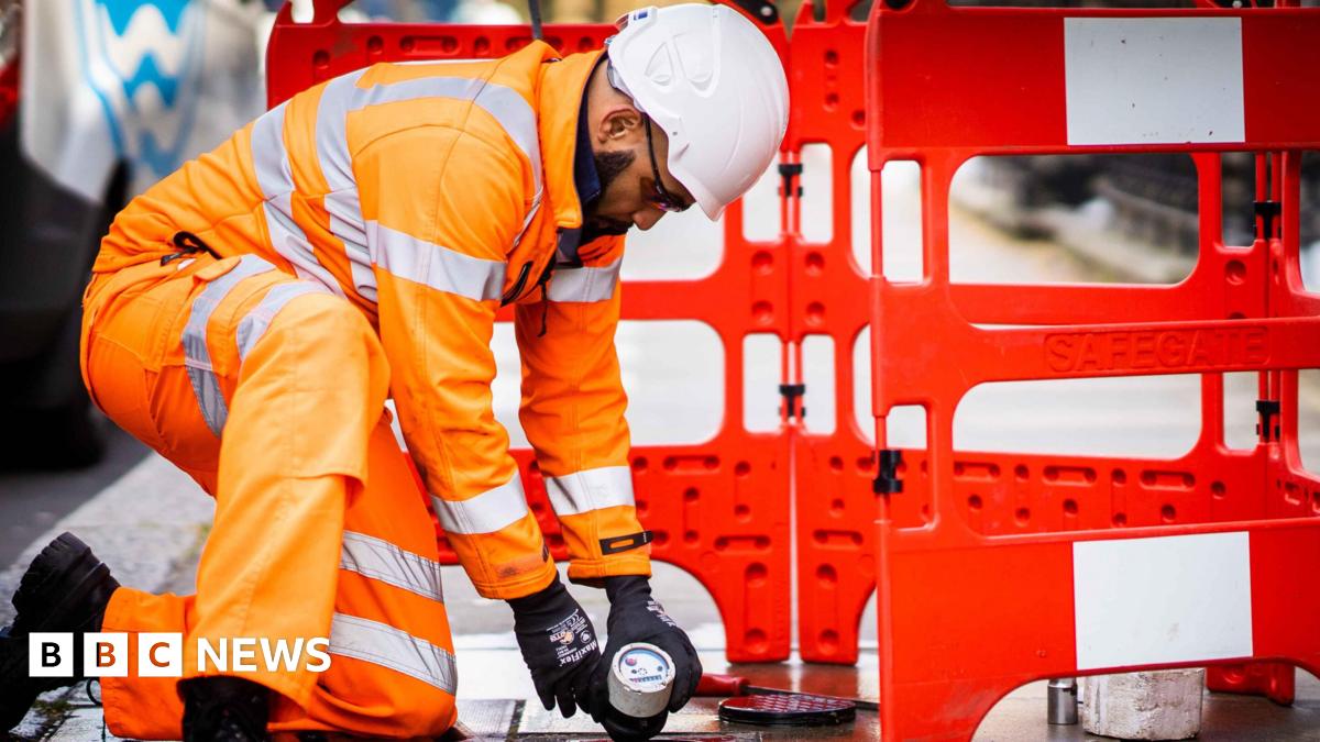 Thames Valley smart water meter rollout expands - BBC News