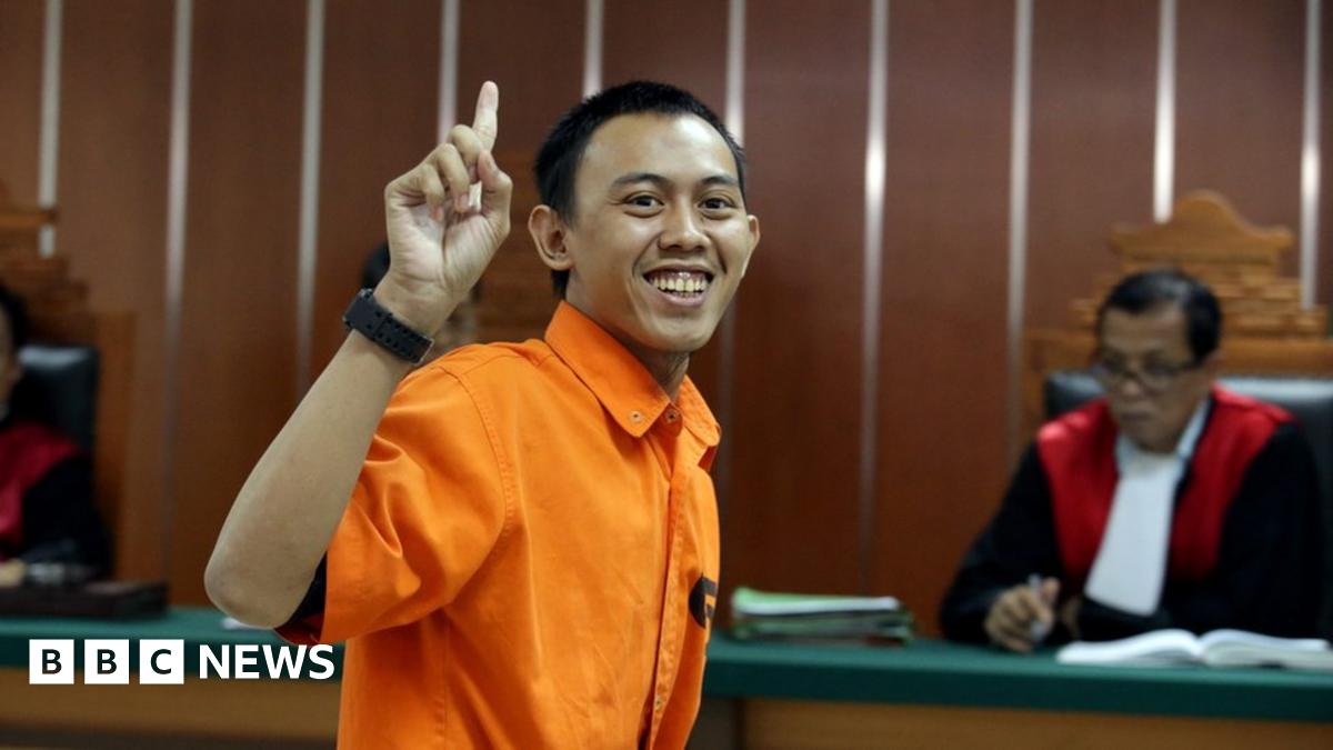 Jakarta attacks: IS bombmaker smiles after 10-year sentence - BBC News