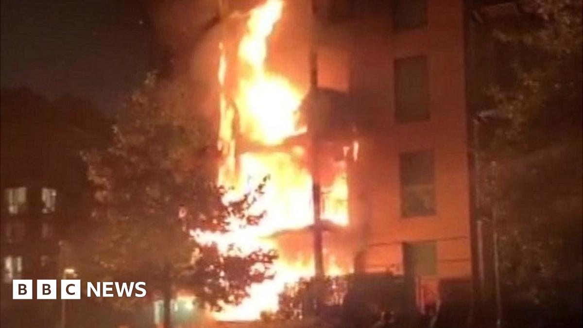 Clapton flats fire: Woman rescued during 'suspicious' blaze - BBC News