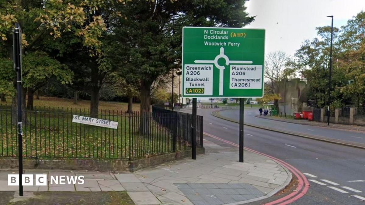 Woolwich: Three homes are evacuated after a sinkhole opens up - BBC News