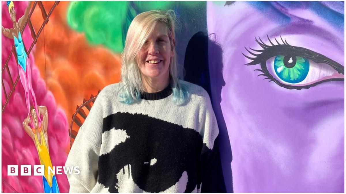 Success for Swindon graffiti artist with face blindness - BBC News