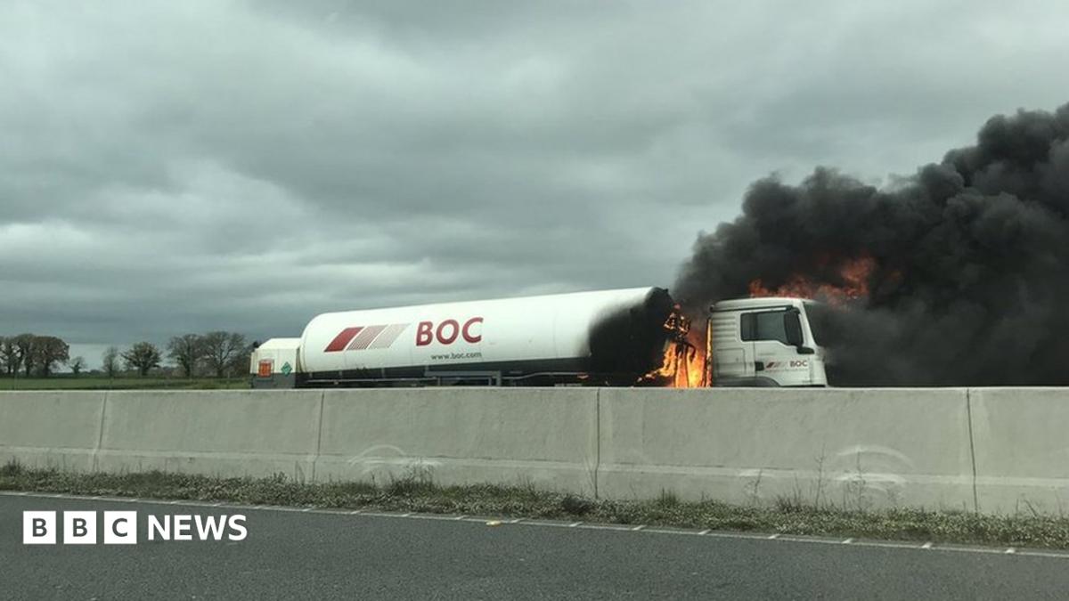 Lorry tanker fire on M4 causes long delays - BBC News