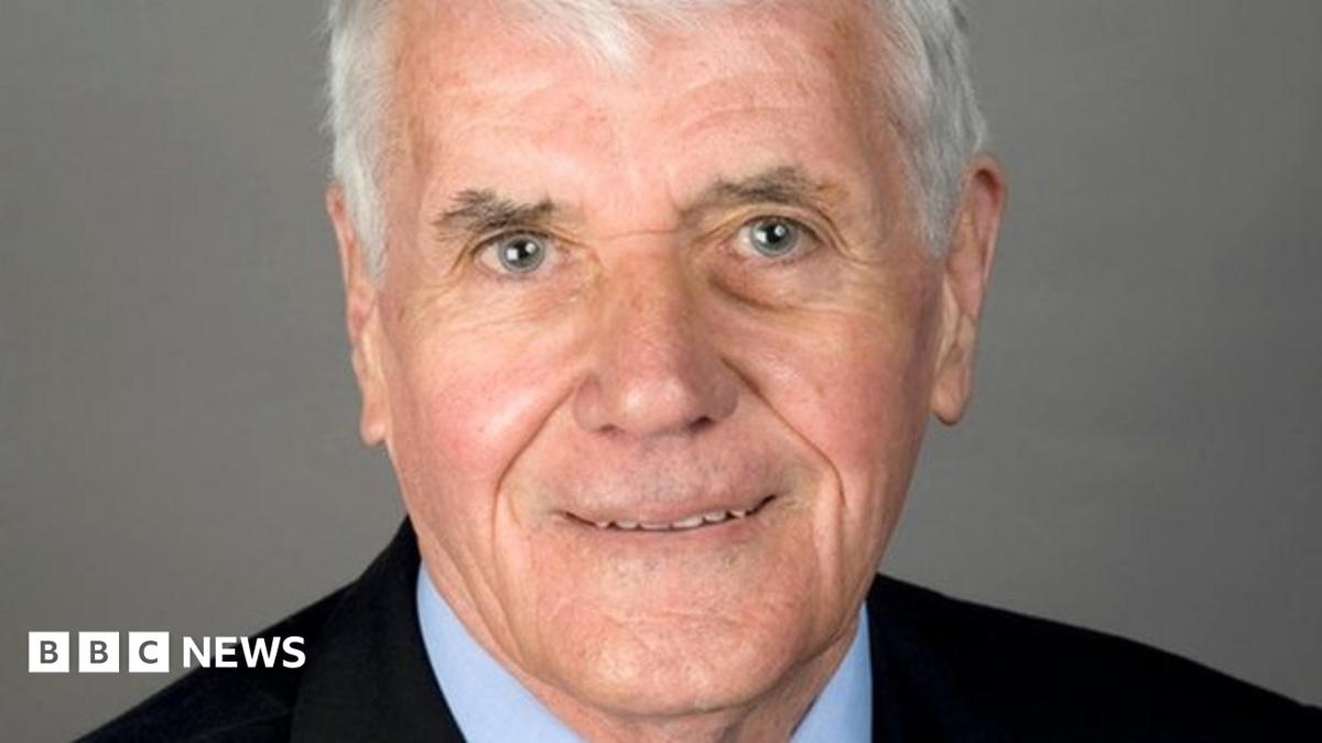 Tributes after death of Aberdeenshire SNP councillor Ian Gray - BBC News