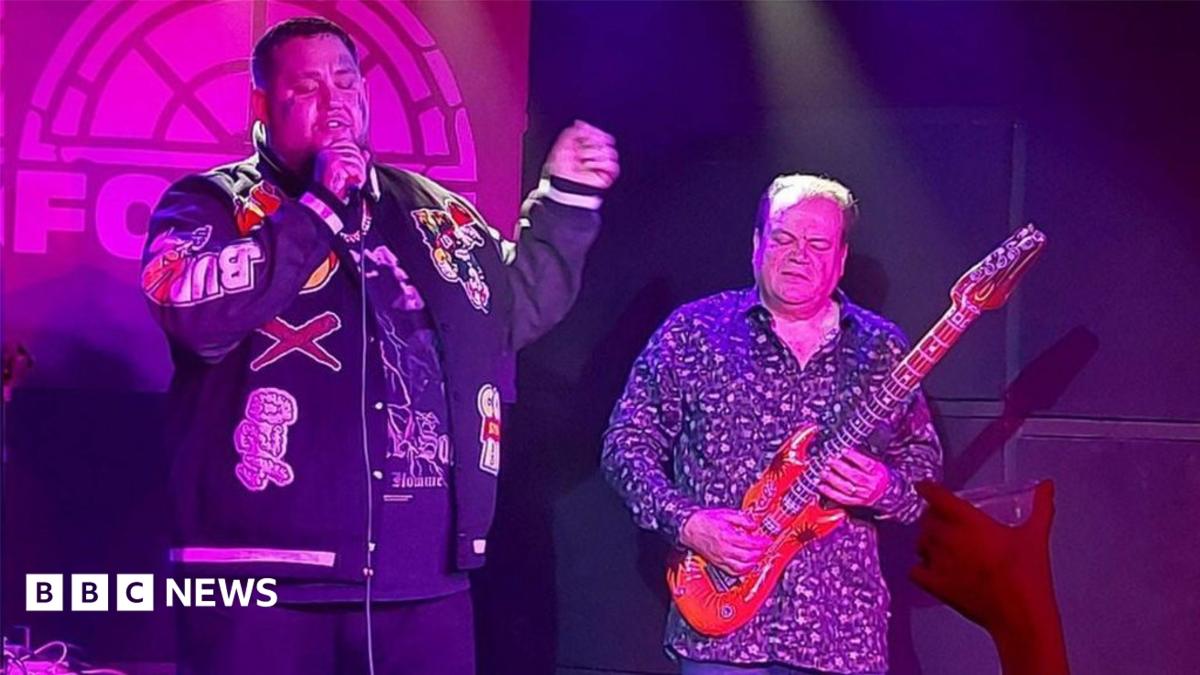 Rag'n'Bone Man performs with Barry from EastEnders at Kent venue - BBC News