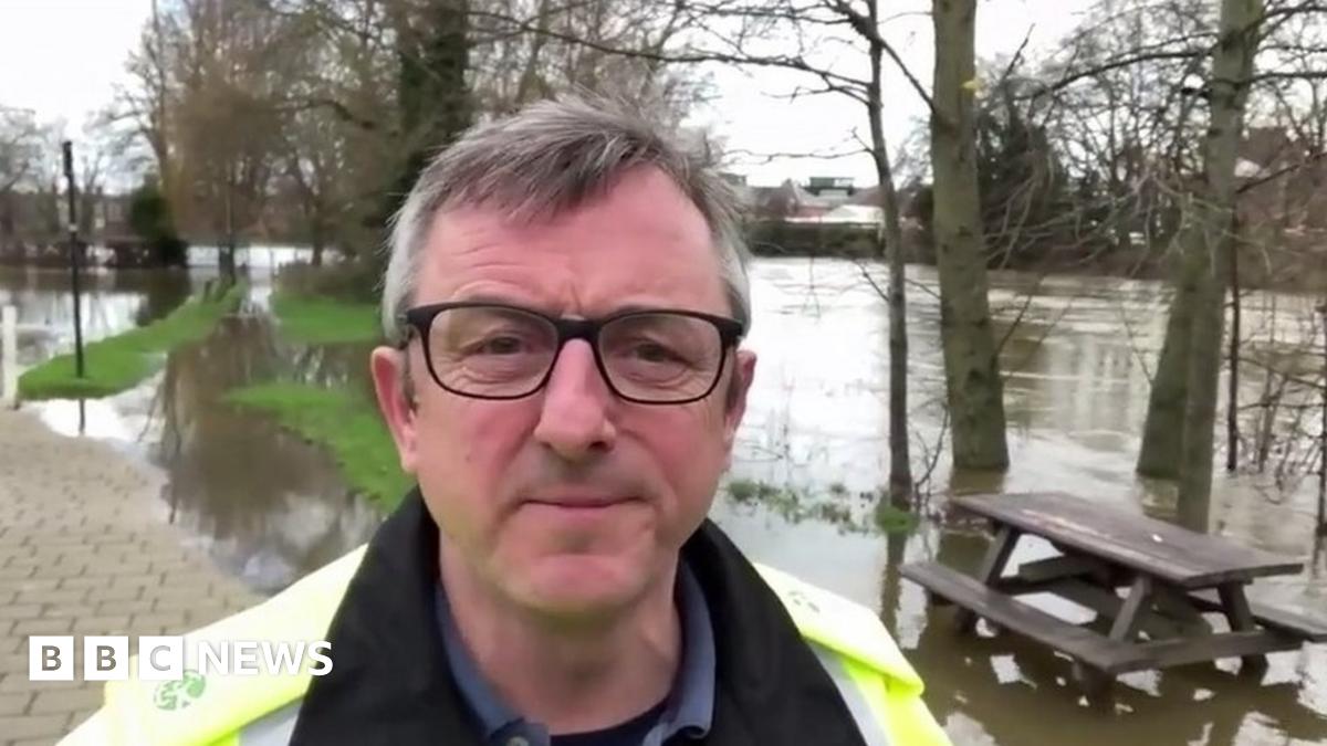 Flooding in Shropshire: Stay vigilant warning as river levels rise - BBC News