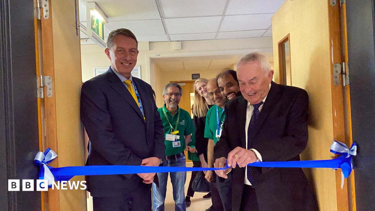 Basildon Hospital welcomes new lecture theatre - BBC News
