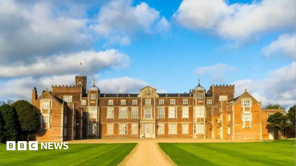 Tudor Burton Constable Hall given grant for 'iconic' features - BBC News
