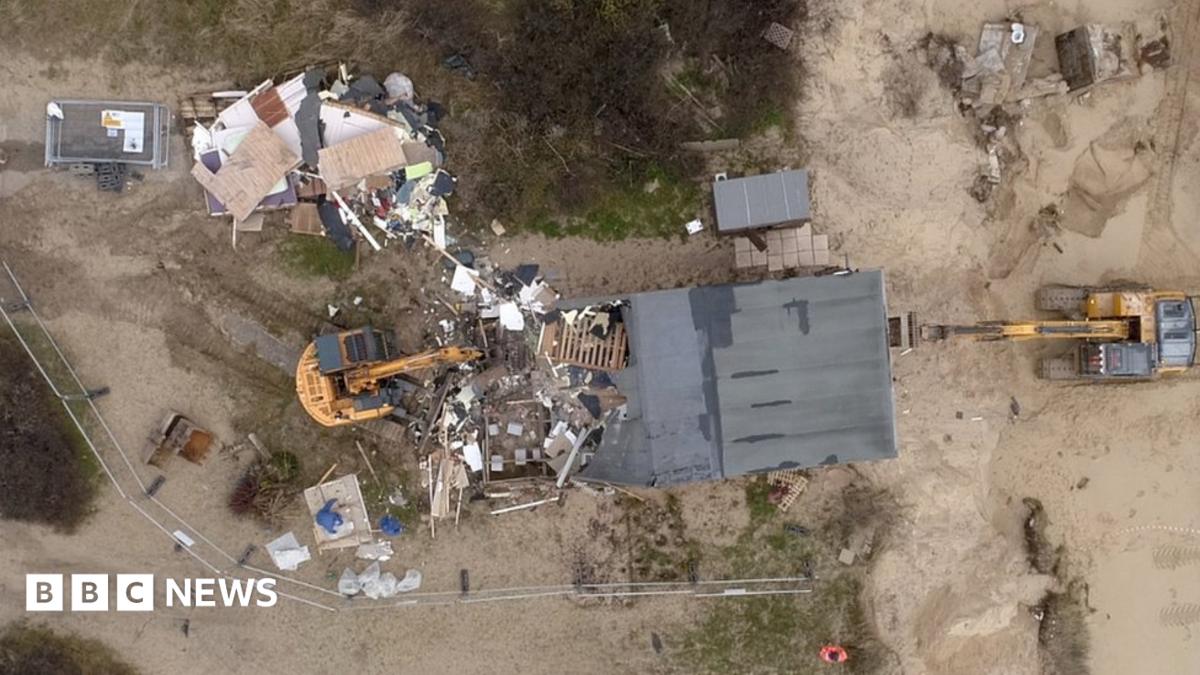 Couple told insurers will not pay out over Hemsby home - BBC News