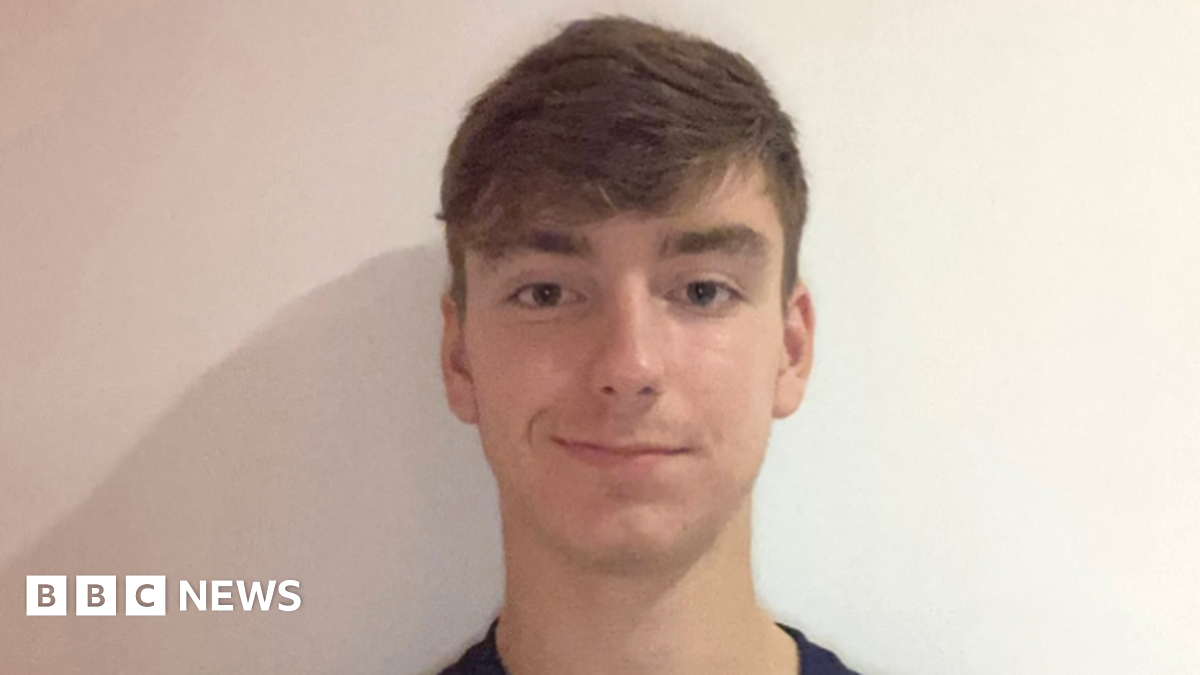 Wycombe Wanderers pays tribute to Adam Ankers after death - BBC News