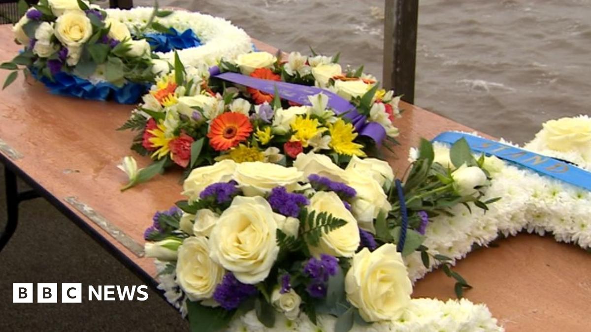 Hull trawlermen's memorial service held - BBC News