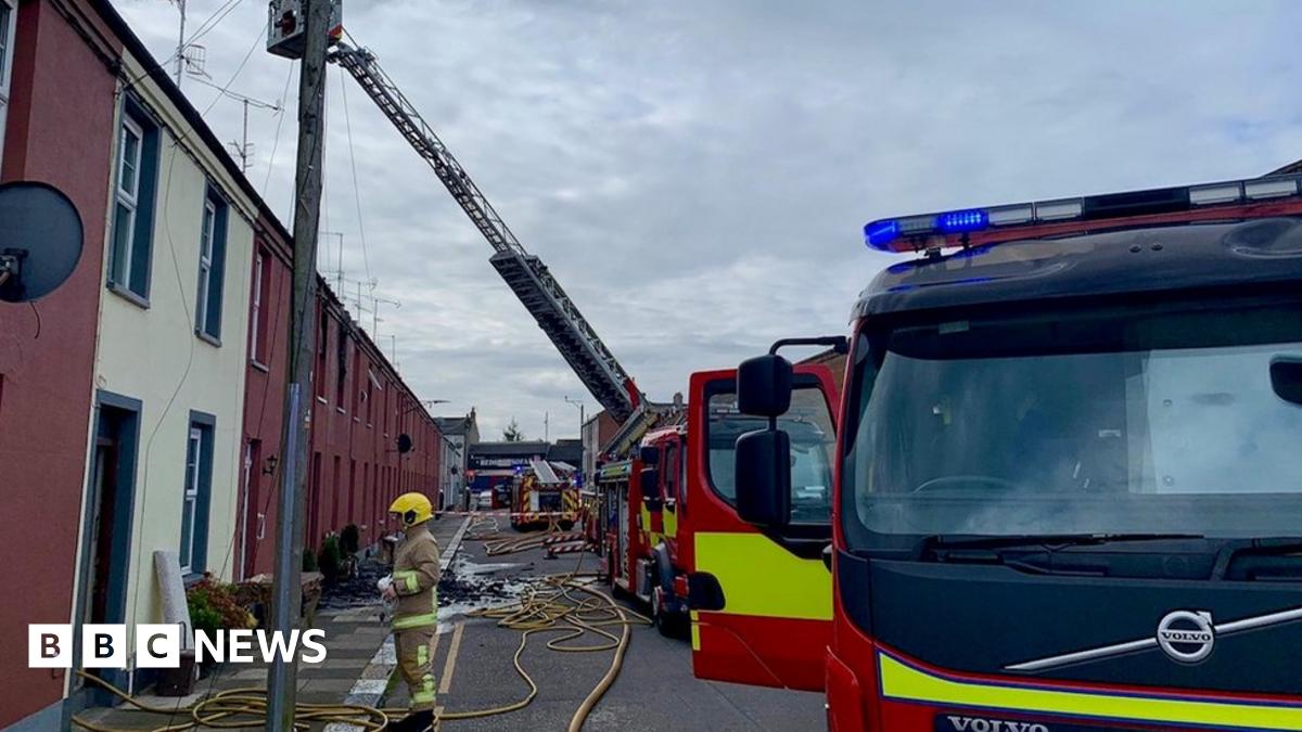 Portadown: Three treated for smoke inhalation after house fire - BBC News