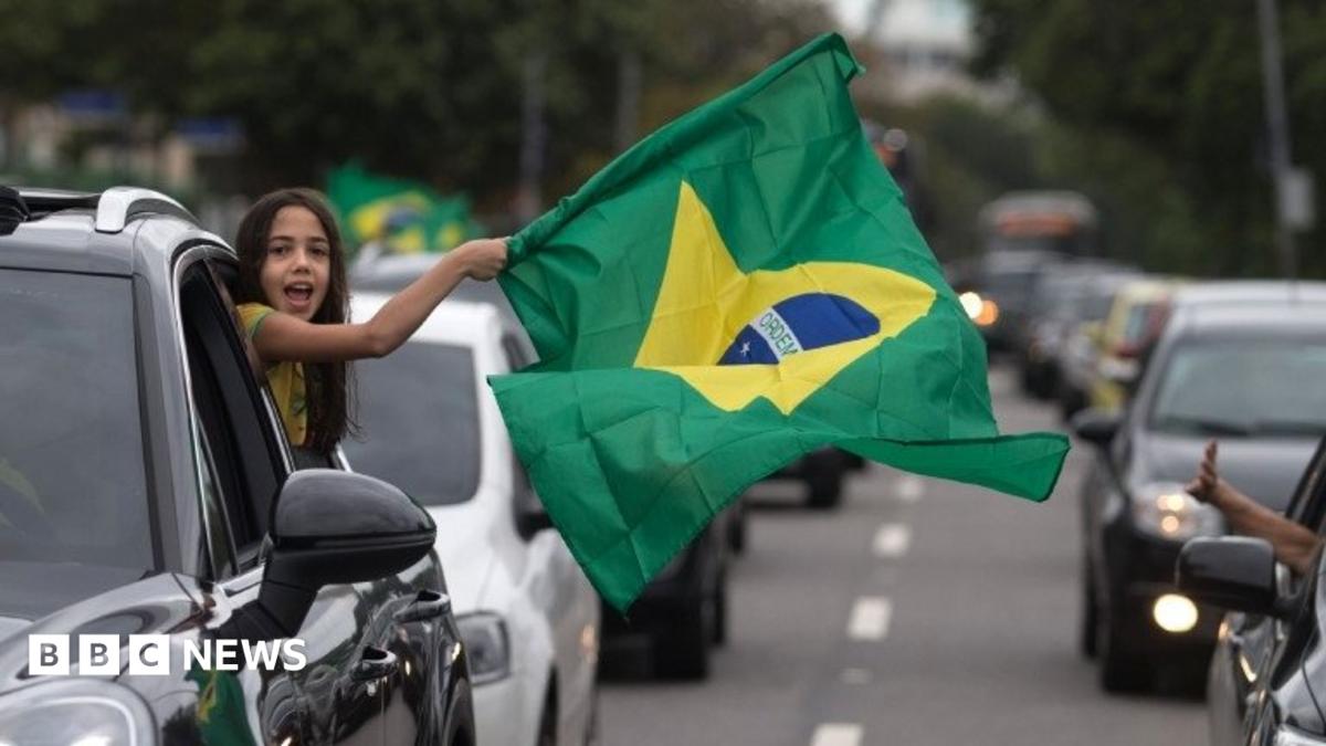 Brazil election: Long queues as Brazilians vote in divisive poll - BBC News
