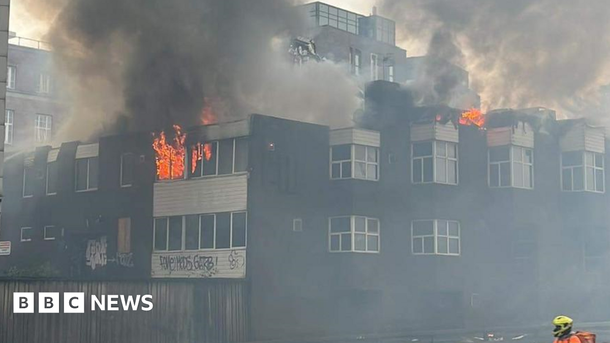 Newcastle fire: Smoke seen from Carliol Square blaze - BBC News