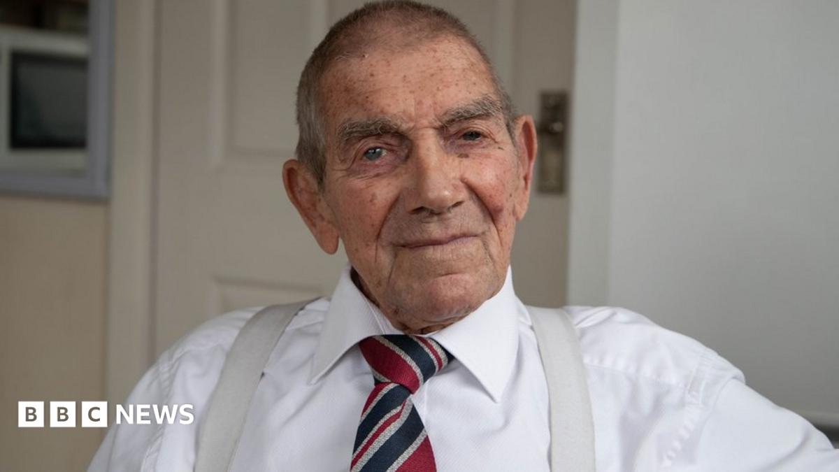D-Day veteran Edward Gaines from Poole dies aged 98 - BBC News
