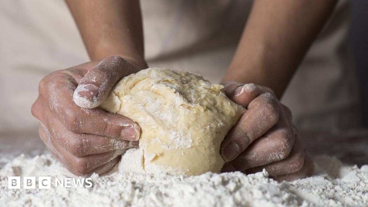 Tonga bakers protest against Sunday sales ban - BBC News