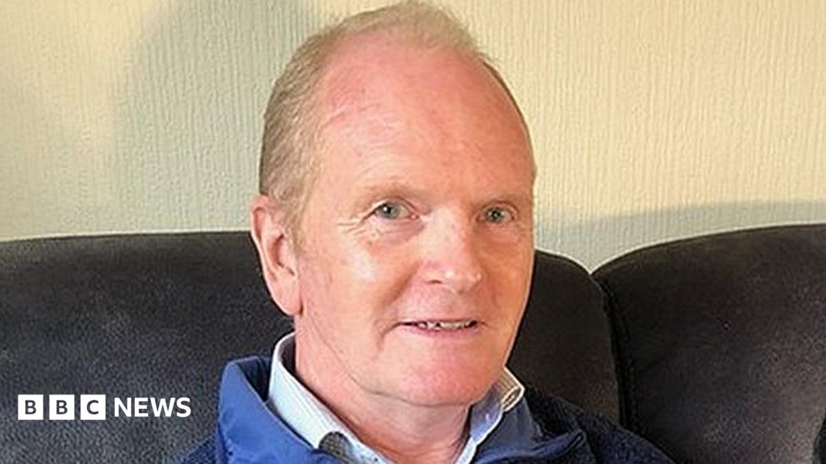 Clitheroe man thanks stranger for heart attack hospital dash - BBC News