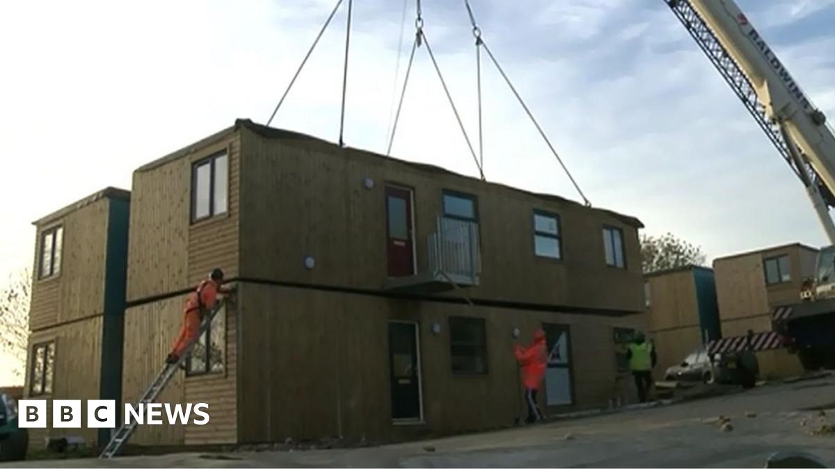 Construction begins on Reading prefab homeless housing - BBC News
